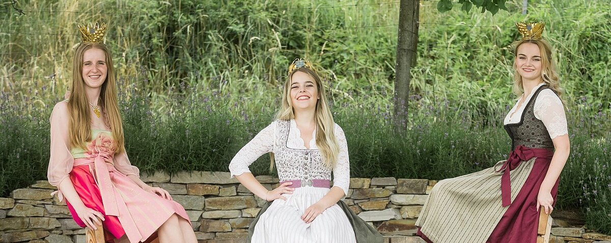 Vinaria - Österreichs Zeitschrift für Weinkultur: Making of: Weinköniginnen im Fotoshooting